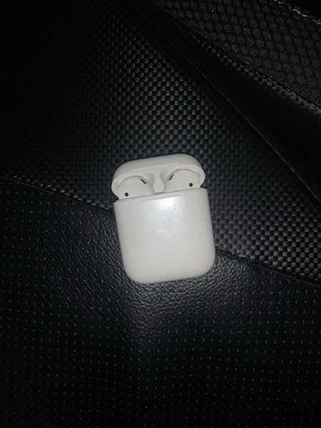 срочно продается Airpods 2 в хорошом состояние