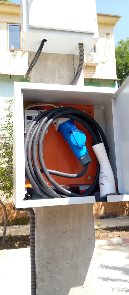 Ustanovka zaryadnie ustroestva dlya elektrocar.220/380