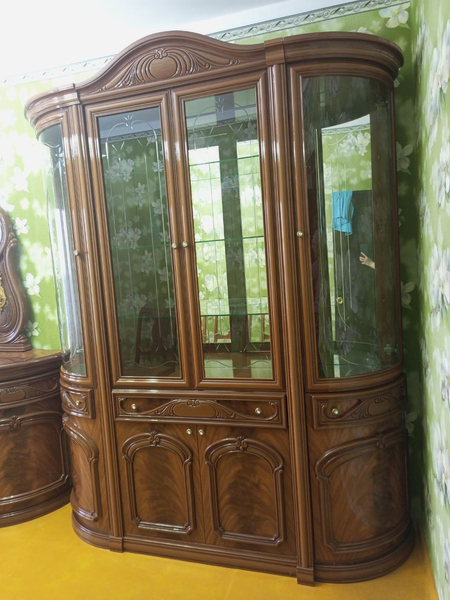 Продам мебель для зала сервант с зеркальным комодом.Италия.Новое