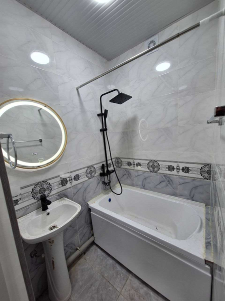 V3595 2/4/4 Юнусабад 4кв Ор.р: Автосалон 54м2 Средний ремонт