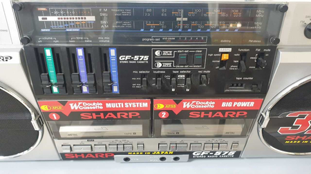 Продам кассетную магнитолу SHARP GF-575
