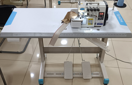 Elektronniy overlok yengi upakovkada 4 ipli