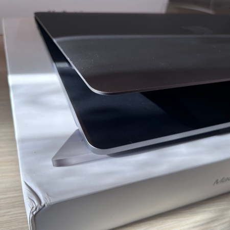 MacBook pro M1 tezda sotiladi.