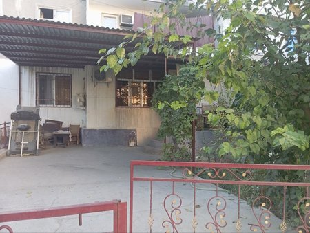 1 qavatda joylashgan 4 xonali 80metr kv uy sotiladi