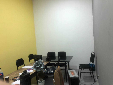 Нотурар 3 каватдан иборат бино, шахар марказида