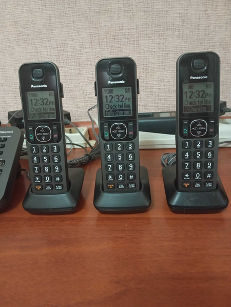 Продам радиотелефон PANASONIC четыре трубки на один телефонный номер.