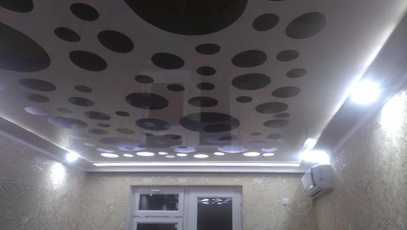 Натяжные потолки и фотообои