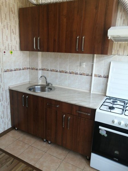 Продам кухонную мебель вместе с мойкой и смесителем, стол, стулья,