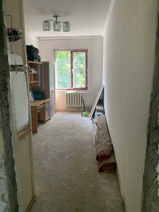 Срочно Юнусабад 11 кв .Своя 3х комн 2 этаж 4 этажн дом. за банком НБУ.