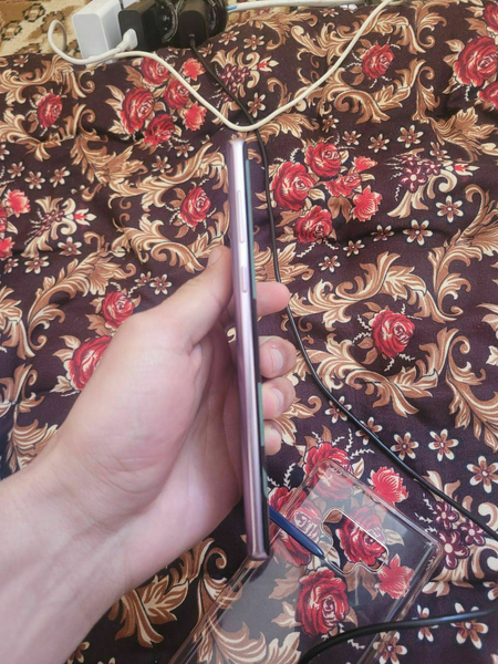 Samsung not 9 soya bor qora fonda blinmidi