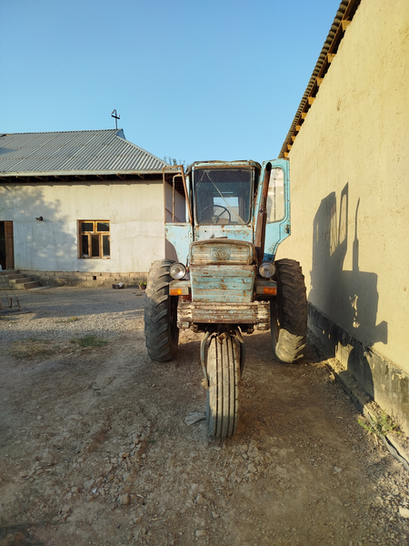 Traktor sotiladi