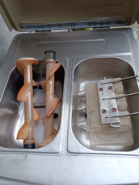 Marojni aparat frezer sotiladi 220V