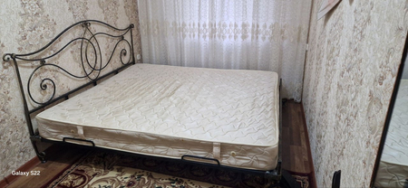 Продается кровать кованная из метала с ортопедическим матрасом.