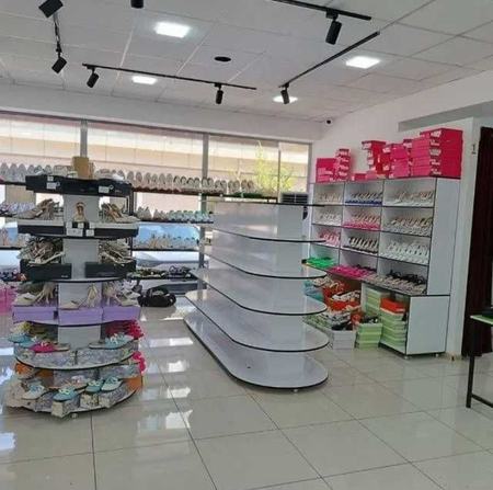 Polka vitrina stelaj ofisnoy mebel apteka mebel zakaz