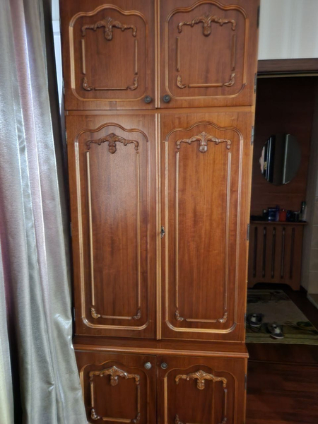 Комплект мебели из натурального дерева б/у в очень хорошем состоянии