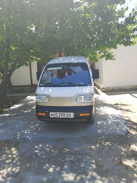 Moshina yangi salondan olingan yurgani xalol