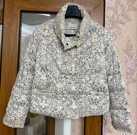 Серая женская куртка. Размер 36-38. Цена 150 000 сум.