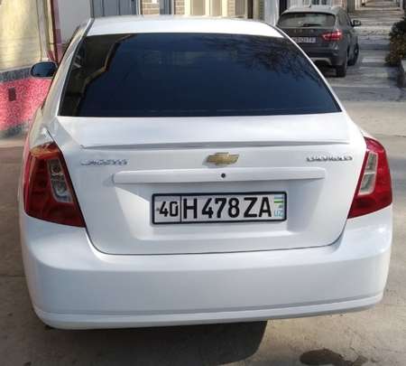 Lacetti 1.8 sotiladi