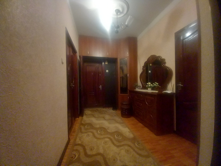 Продаётся трёх комнатная квартира первом этаже