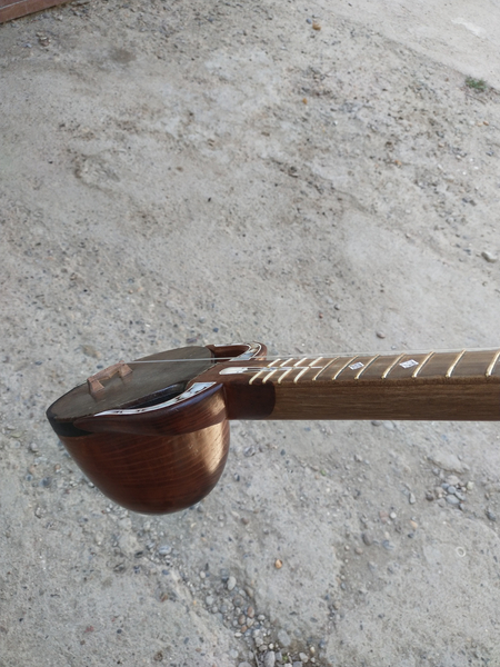 Qashqar rubobi sotiladi.Ovozi zoʻr