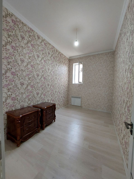 Продаю 2 ком квартира на 2 этаже 3 этажного дома. Метро Дустлик.