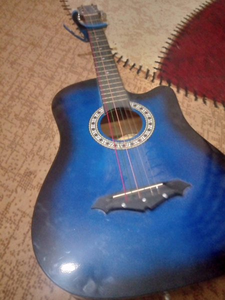 Akustik gitara sotiladi