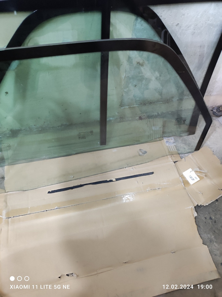 Damasda door glass sotladi