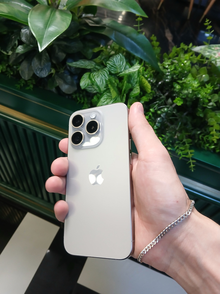 IPhone 15 pro holati zor aybi umman yo 10/10 baho battry 100% garantya
