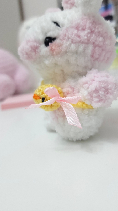 Игрушка вязанная коровка брелок