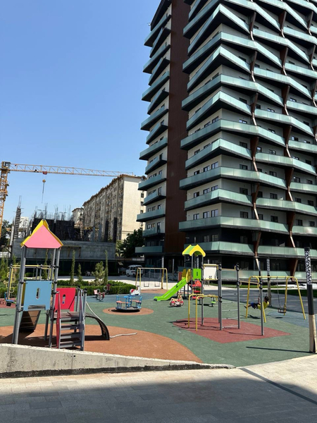 Продается 3х клмнатная квартира,ЖК Нур,ор-р Алайский рынок,90м2+17м2