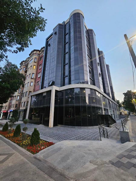 Продаётся офис 55м² ул.Бабура 2 этаж ор-р центр.вход в парк Бабура