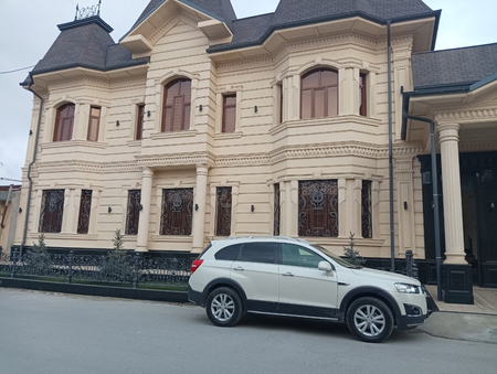 Uyning sokil fasadva pol qismlariga travertin va granit toshlar terish