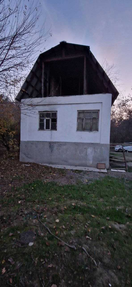 Dacha sotiladi. O'rmon ichida