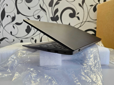 ПРОДАМ Lenovo V15-G4 2024 Ноутбук AMD Silver 7120U/8GB/256SSD/15.6