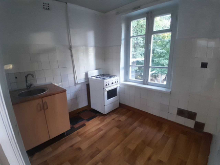 м.Ойбек Госпитальный 2-комнатная 2/2 42 м² чистая обстановка