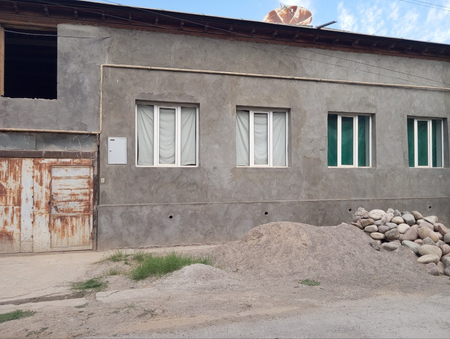 Nazarbek 4sotik uy sotladi quru yeri narxda bervorladi srochniy