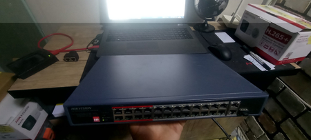 PoE switch 24 poʻrtli 2tasi 1da