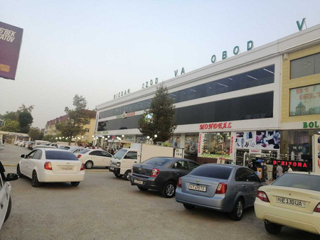 Diqqat! Qarshi shahridagi savdo markazi sotiladi!