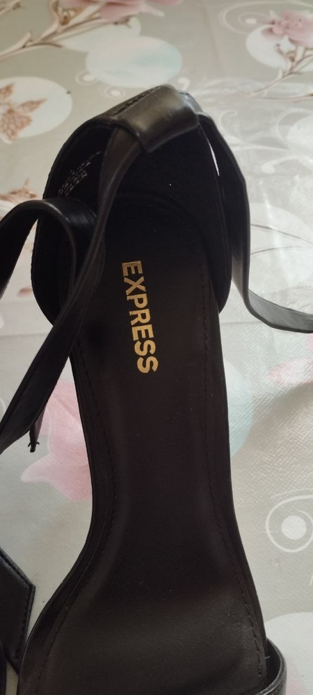 Продам шикарные босоножки кожаные  фирмы EXPRESS