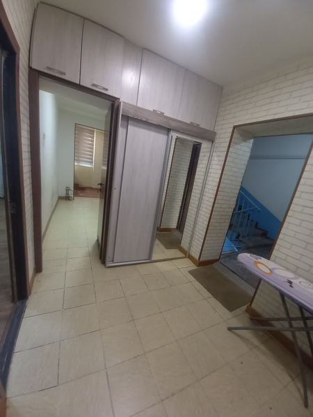 продаётся 2х ком квартира в чирчике 1 этаж дом кирпичный 8мкн
