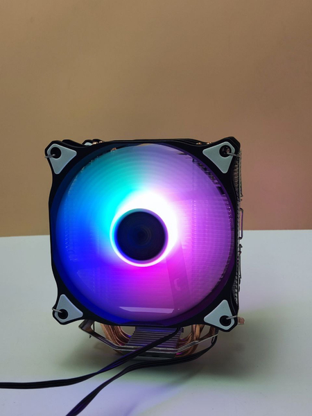 Универсальный CPU-кулер башенного типа.   С 4 трубками  и 2 RGB fan