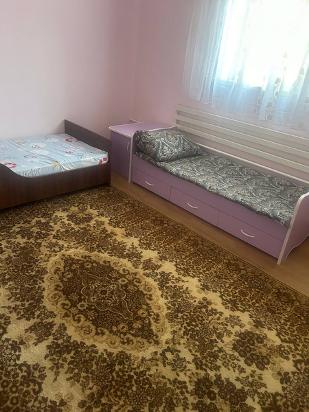 Продаётся участок, 3 комнаты, ванна,туалет,кухня,новой постройки