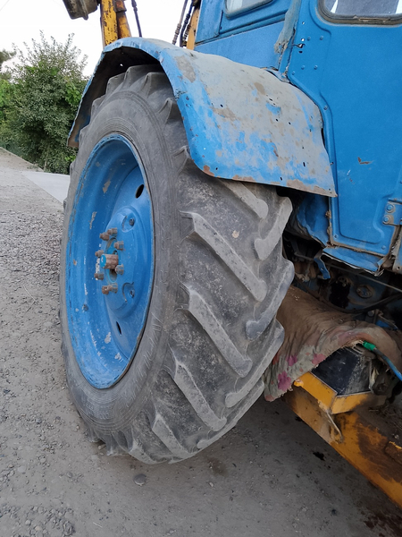 Traktor 28 kran sotiladi