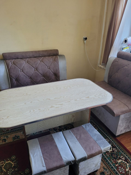 Уголок с мебелью и столом/Mebel va stol bilan burchak