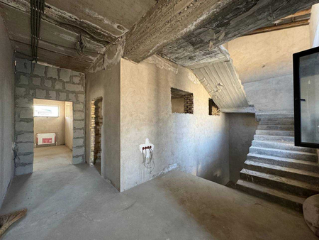 Markazdan 3 sotiqli hovli sotiladi.