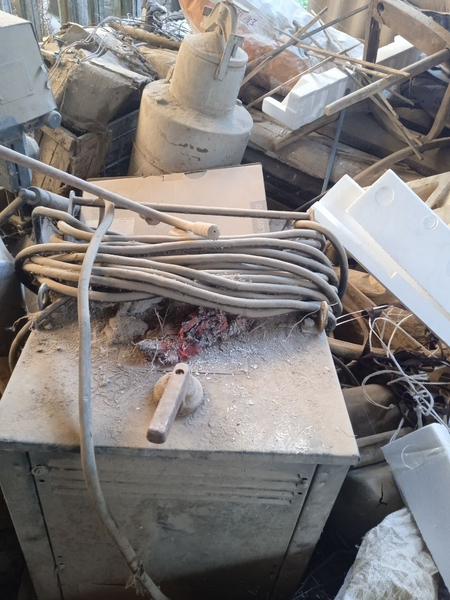 Ideal holatdagi deyarli ishlatilmagan 3 fazali elektr svarka apparati