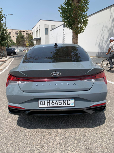Hyundai Elantra 1.6 matorli sotiladi