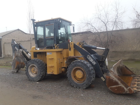 Traktor pogruzchik malutka