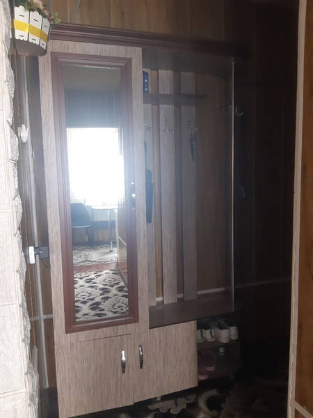 Shkaf va proxojka sotiladi.