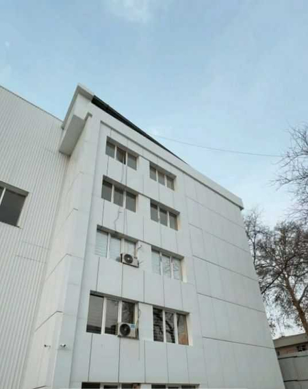 Продаётся 3 700 м². склад на 1-ой линии.